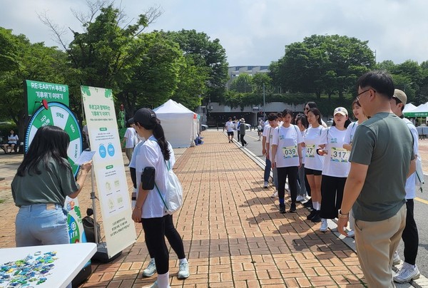 롯데마트, 환경정화활동 '2023 RE:EARTH 푸르깅' 개최