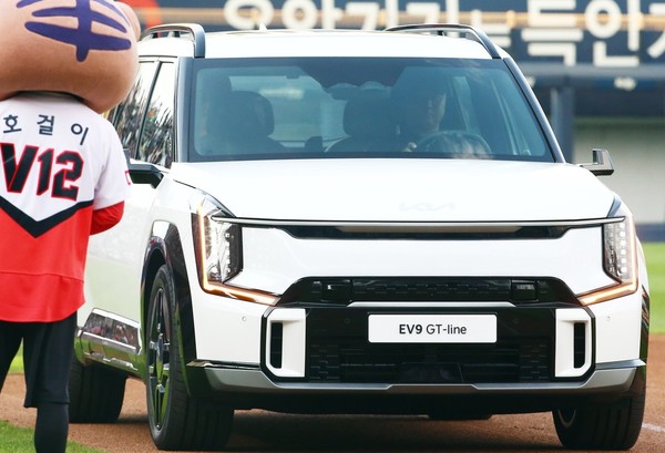 KIA 타이거즈, 시구·불펜카로 대형 전기 SUV ‘EV9’ 투입