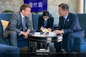 문재인 대통령, "프랑스와 AI·반도체·전기차 협력 강화 기대"...G7 Pull Aside 회담